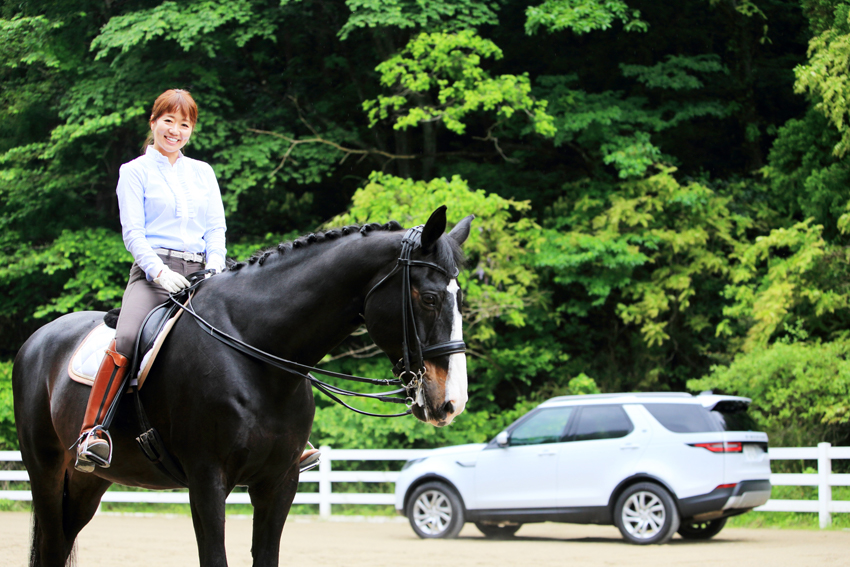 上品で優雅なクルマ、それが私にとっての“いい馬”です｜Tough&Luxury ALL-NEW DISCOVERYと過ごす極上のONとOFF フォトギャラリー - webCG