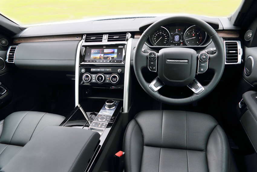 上品で優雅なクルマ、それが私にとっての“いい馬”です｜Tough&Luxury ALL-NEW DISCOVERYと過ごす極上のONとOFF フォトギャラリー - webCG