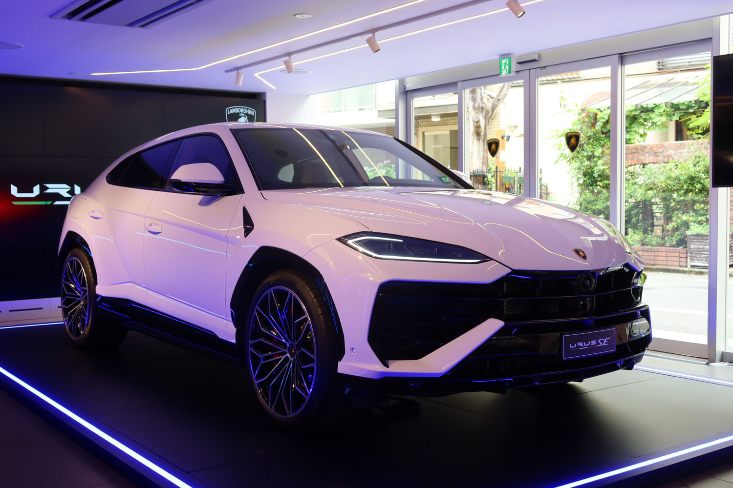 ランボルギーニがプラグインハイブリッドのスーパーSUV「ウルスSE」を国内初披露 【ニュース】 - webCG