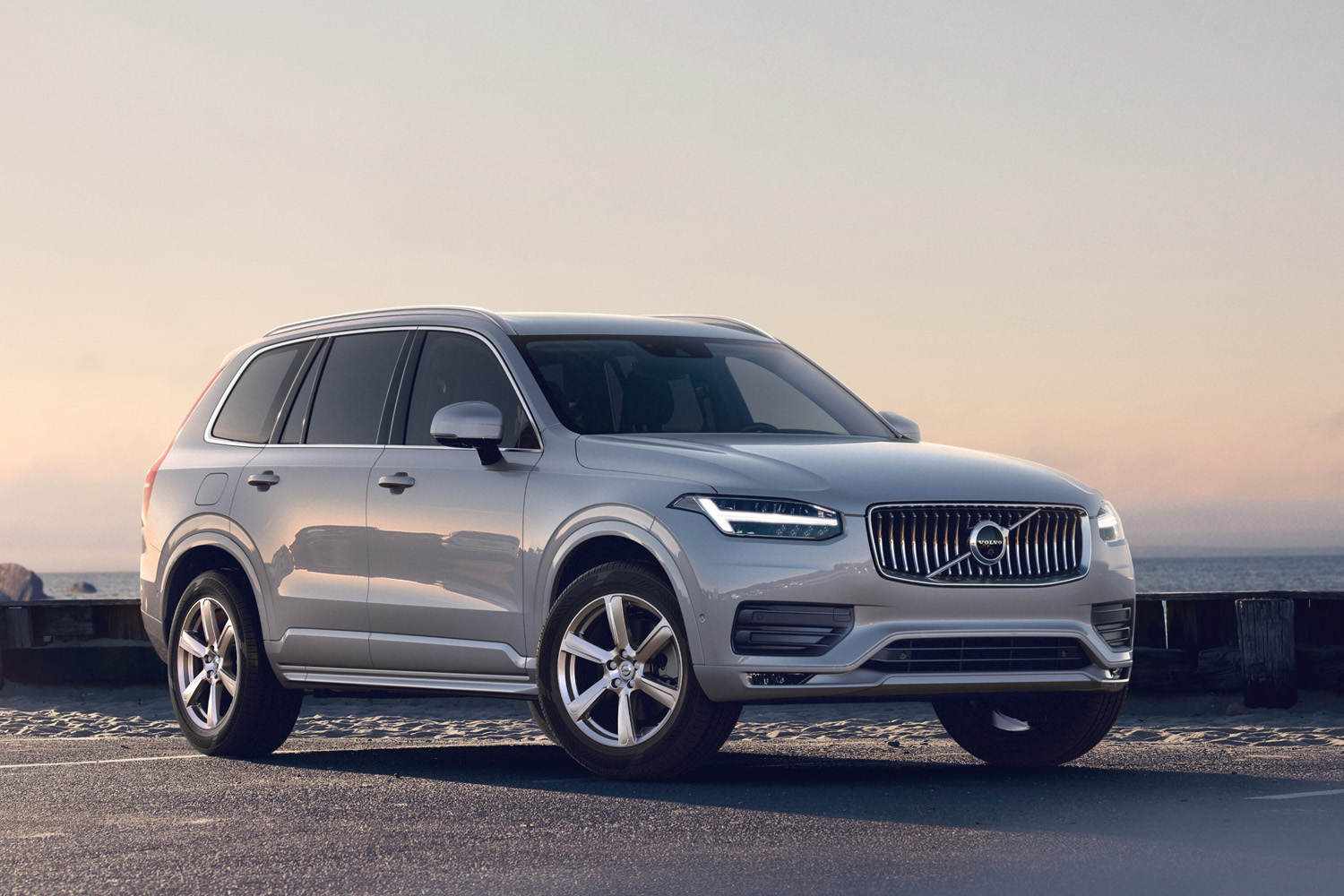 ボルボが「XC90」の一部仕様と価格を変更 グレード名もリニューアル 【ニュース】 - webCG