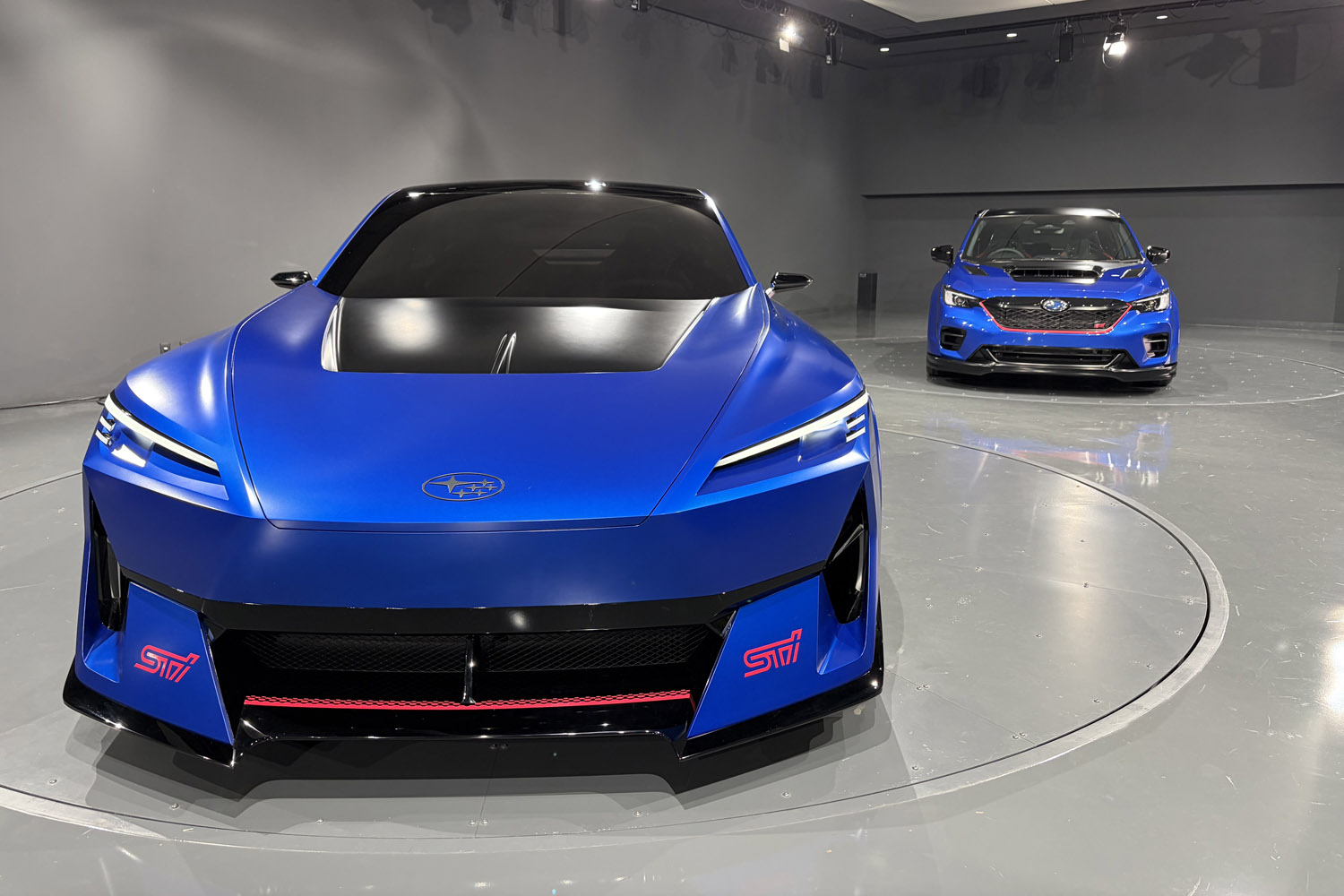 スバルがSTIのコンセプトモデル2台を発表 電気自動車とガソリン車の走りを追求【ジャパンモビリティショー2025】 【ニュース】 - webCG