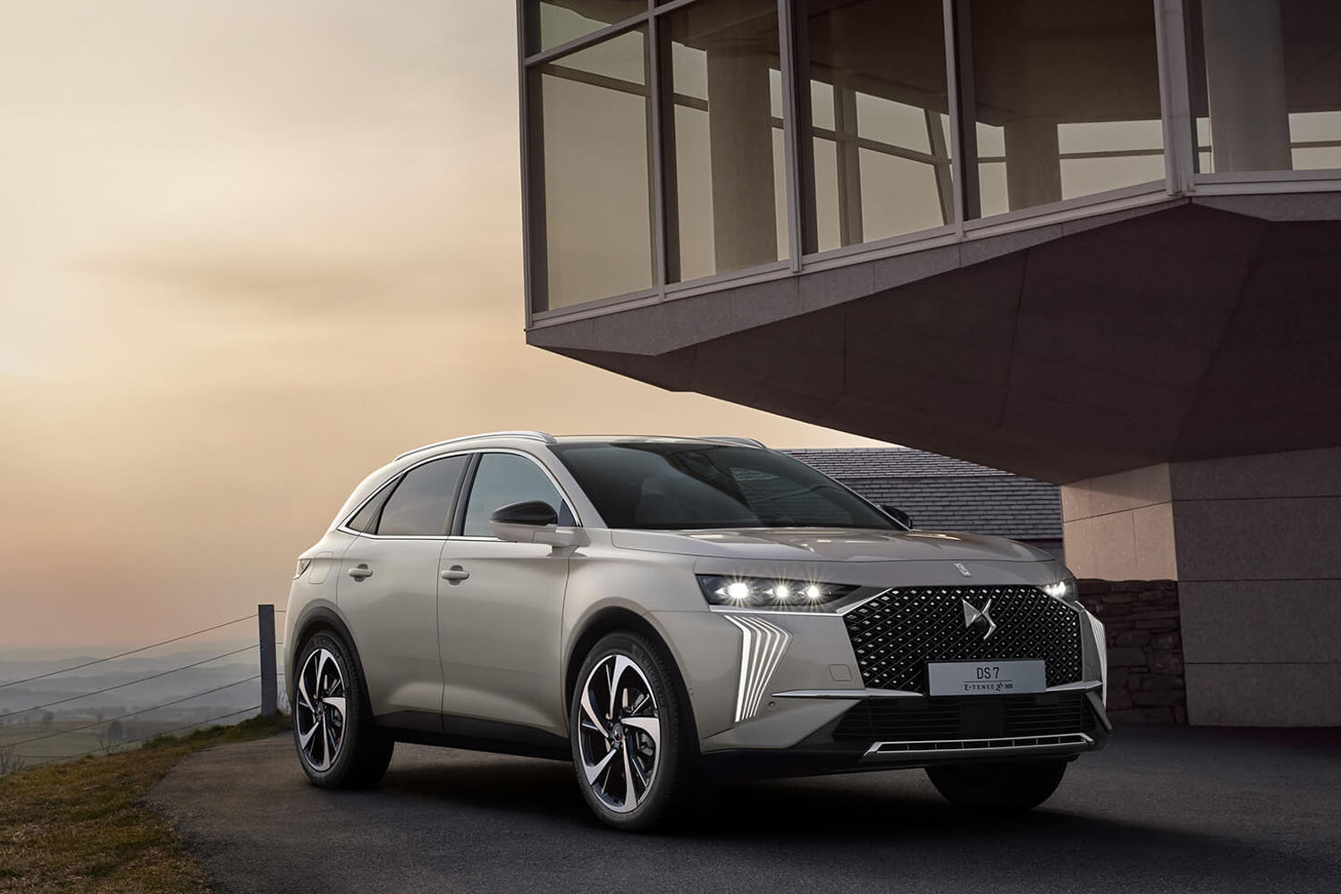 「DS 7」のマイナーチェンジモデルが日本上陸 フロントまわりのデザインを刷新 【ニュース】 - webCG