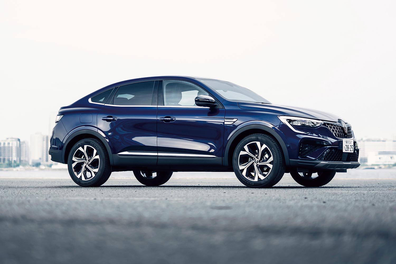 「ルノー・アルカナ」にシックなコーディネートの特別仕様車「テクノ」登場 【ニュース】 - webCG