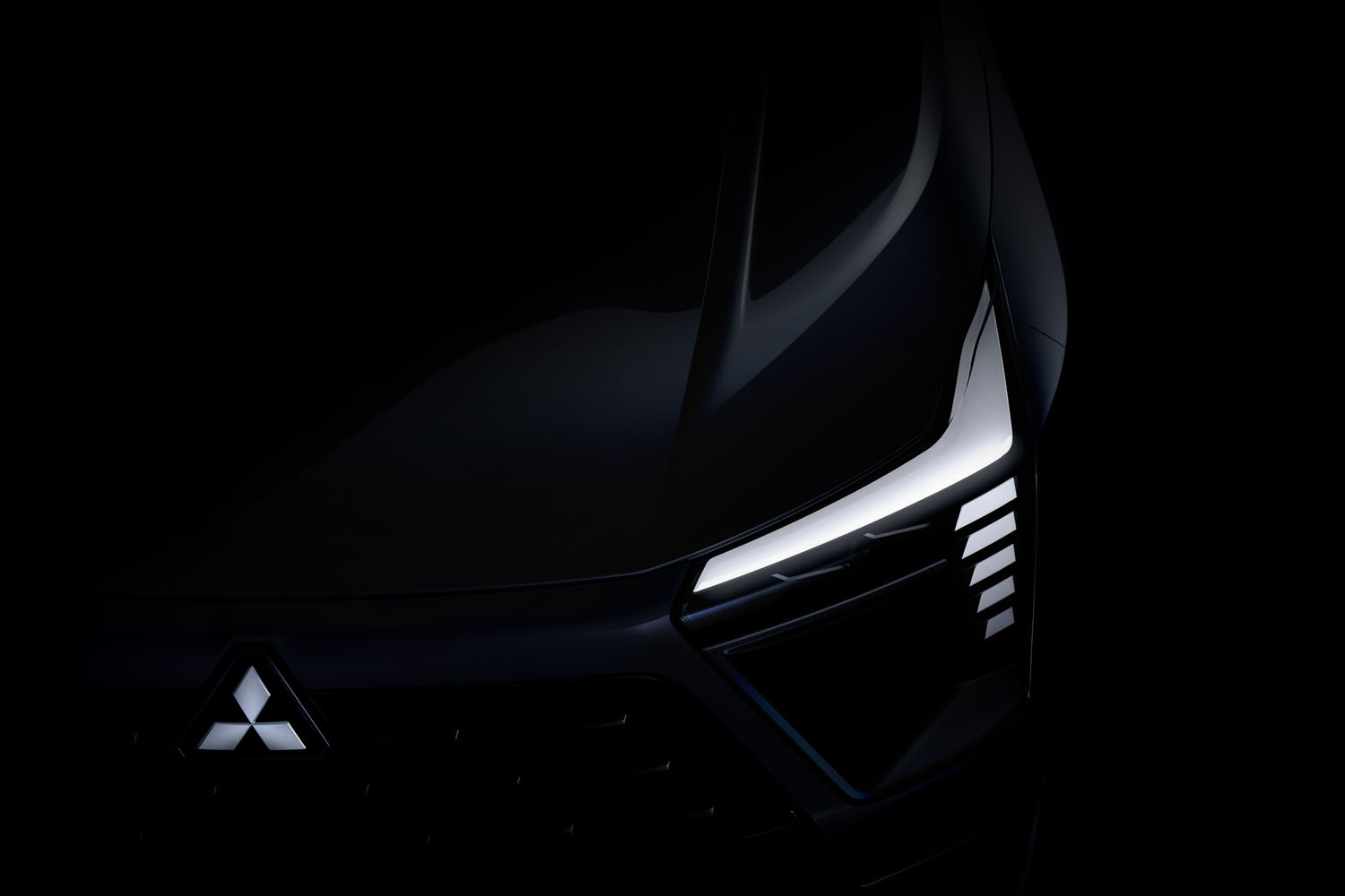 三菱が新型コンパクトSUVの発表を予告 ヘッドランプをチラ見せ 【ニュース】 - webCG