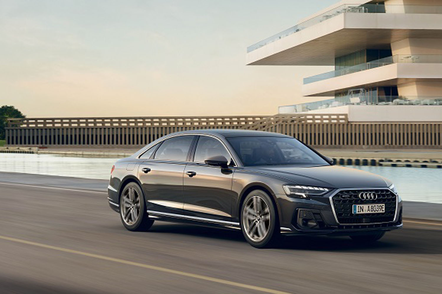 「アウディA8」にプラグインハイブリッドとクワトロを組み合わせた新モデルが登場 【ニュース】 - webCG