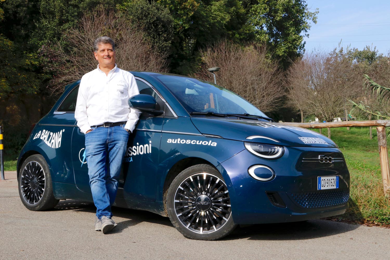 第819回：教習所に来たれ若者！ 「フィアット500e」と「テスラ・モデル3」で先客万来なるか 【マッキナ あらモーダ！】 - webCG