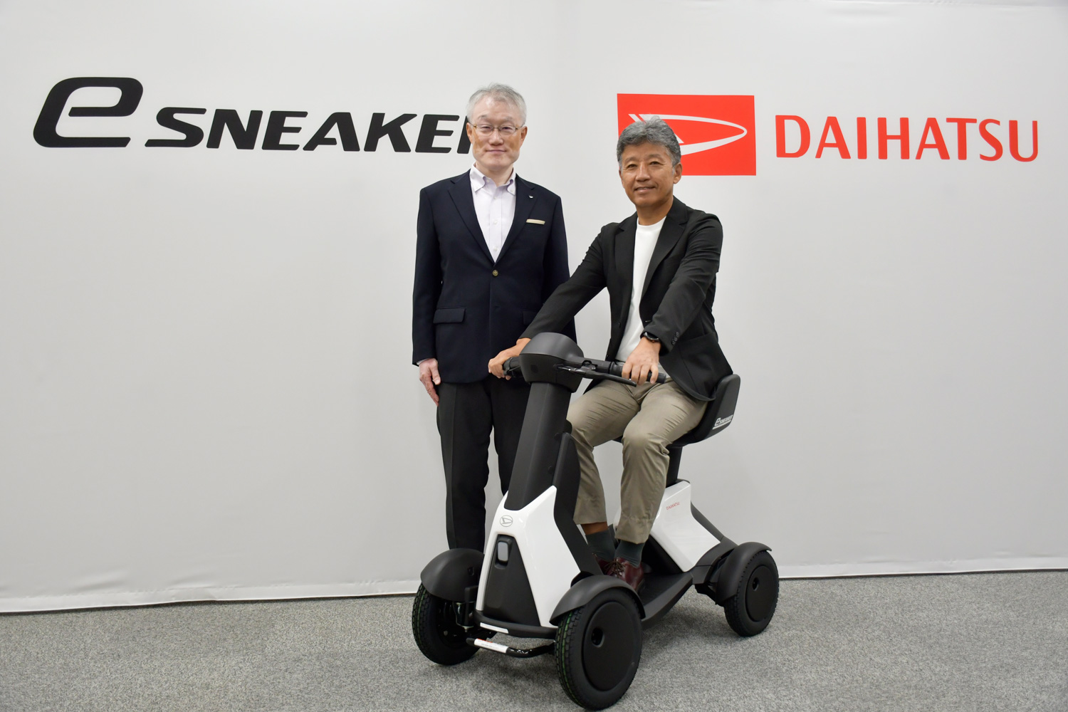 ダイハツからスタイリッシュな新型電動車いす「e-SNEAKER（イースニーカー）」が登場 【ニュース】 - webCG