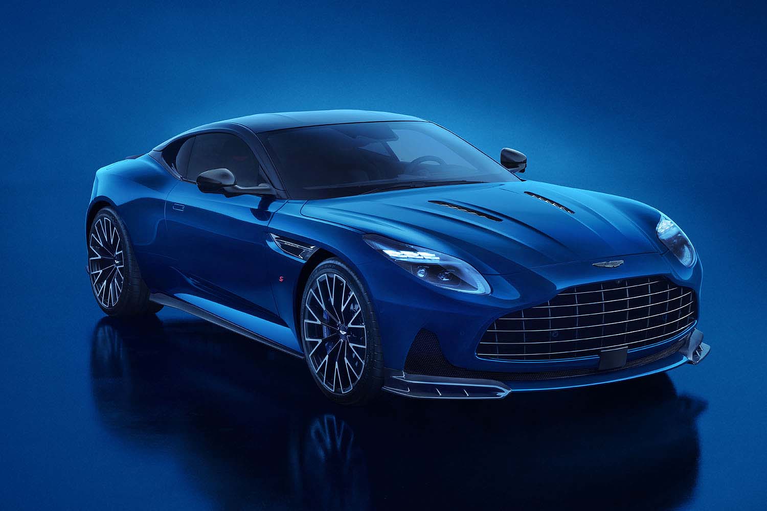 「アストンマーティンDB12」の高性能バージョン「DB12 S」がデビュー 【ニュース】 - webCG