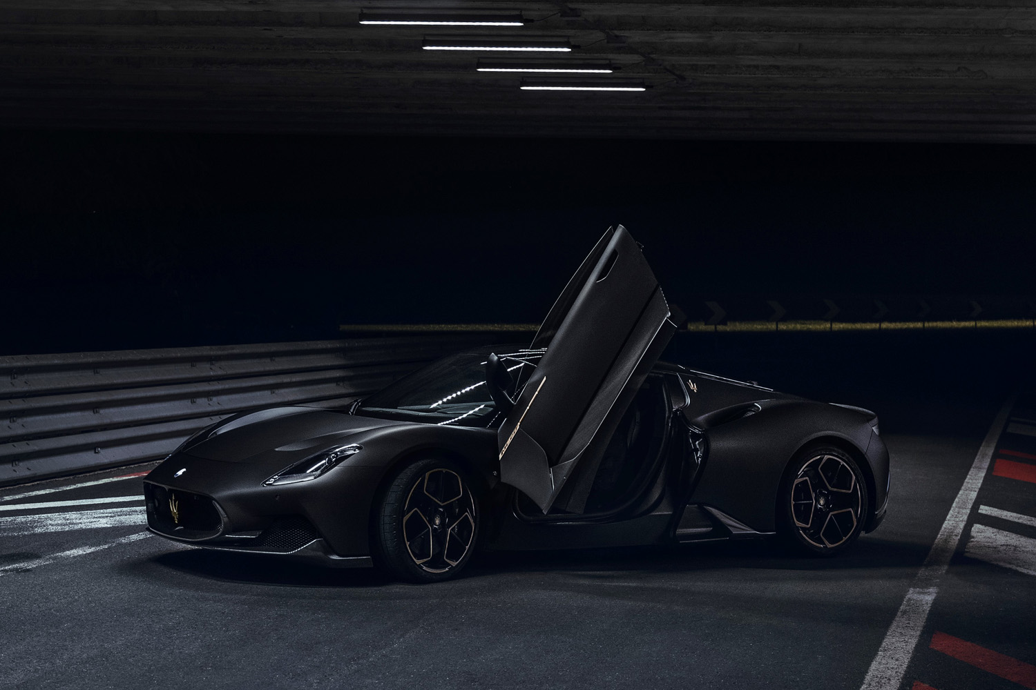 漆黒のボディーに注目 マセラティが「MC20」初の限定車「MC20ノッテ」を発表 【ニュース】 - webCG