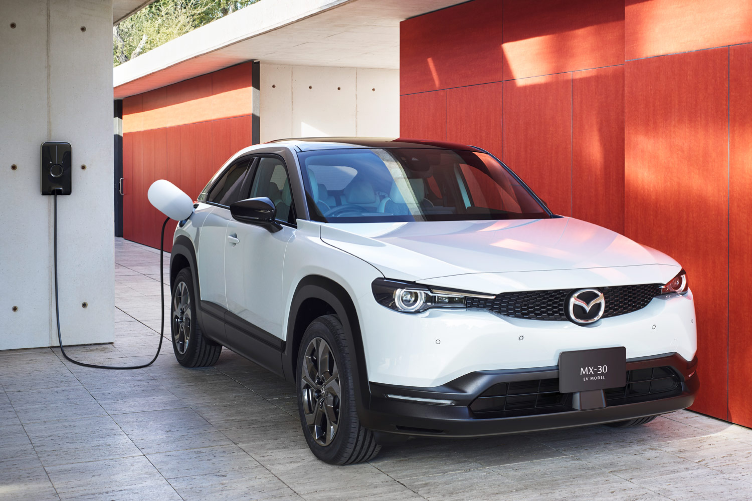 マツダが「MX-30 EVモデル」を発売 航続距離256kmの電動コンパクトSUVが登場 【ニュース】 - webCG