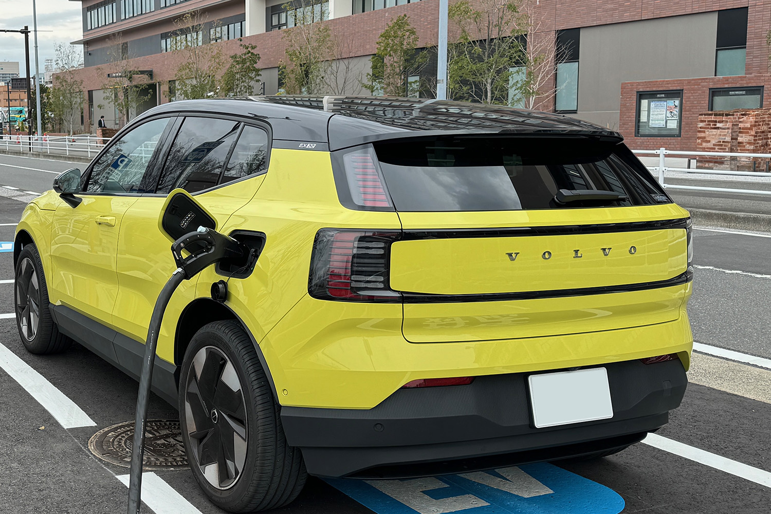 第789回：【ボルボEX30買いました】車内の居心地を検証 原稿執筆ははかどるか!? 【エディターから一言】 - webCG