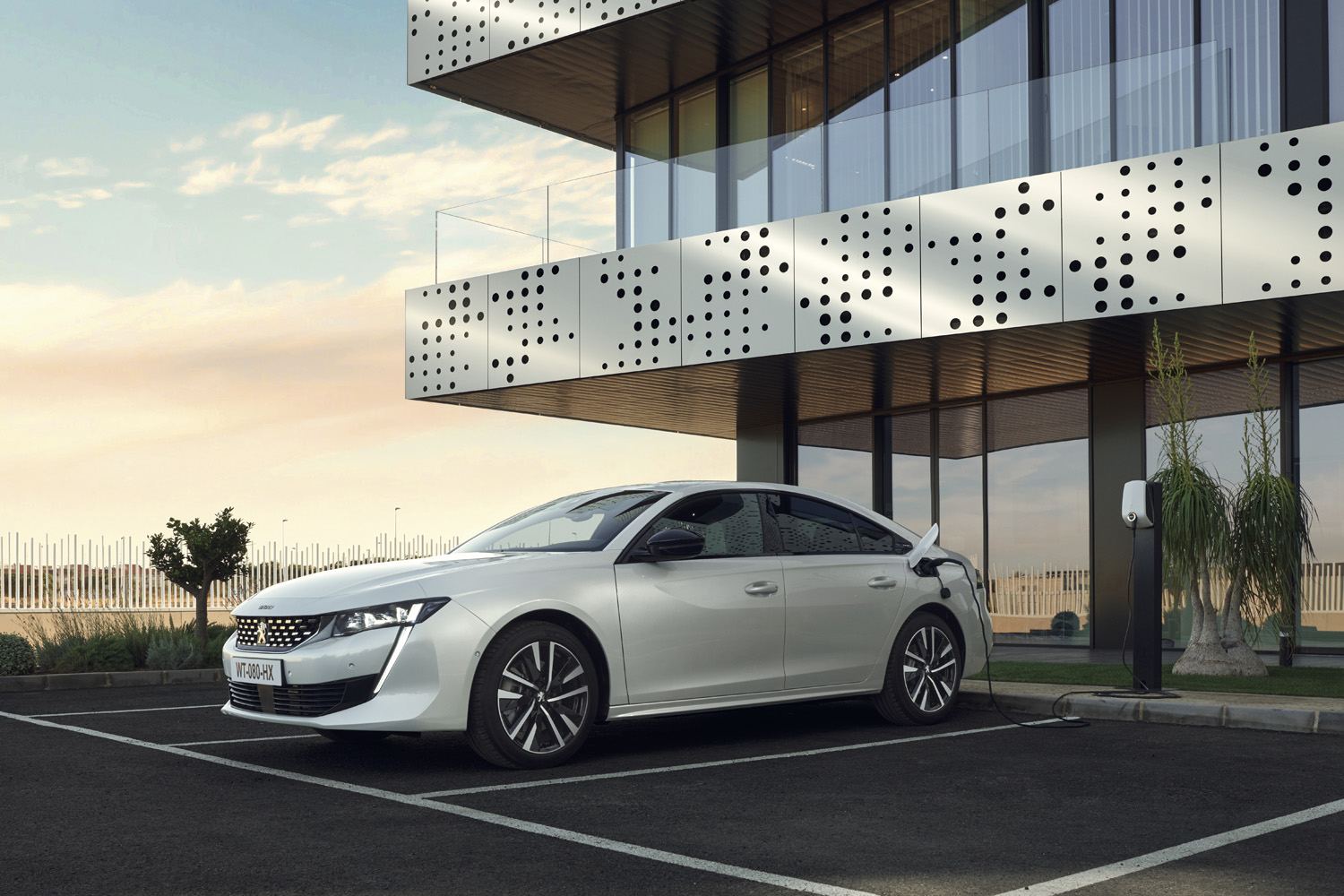 「プジョー508／508SW」のプラグインハイブリッド車発売 【ニュース】 - webCG