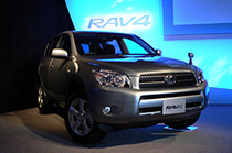 トヨタ、小型SUV「RAV4」をフルモデルチェンジ 【ニュース】 - webCG