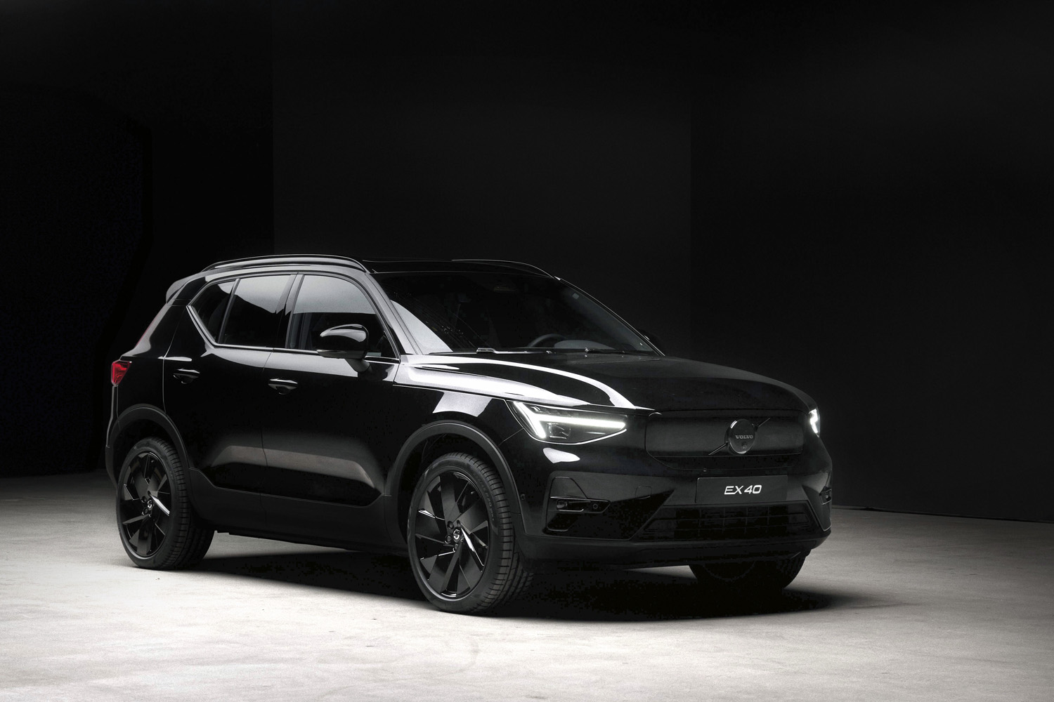 ボルボが電気自動車「XC40リチャージ」の名称を「EX40」に変更 導入記念の特別仕様車も登場 【ニュース】 - webCG