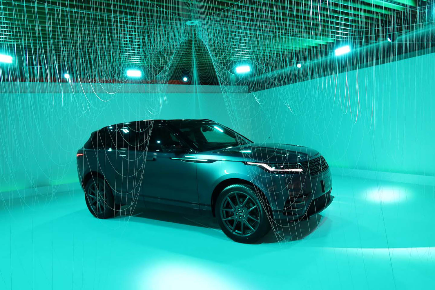 アーティストが空間芸術で表現 「レンジローバー・ヴェラール」2024年モデルの展示イベント開催 【ニュース】 - webCG