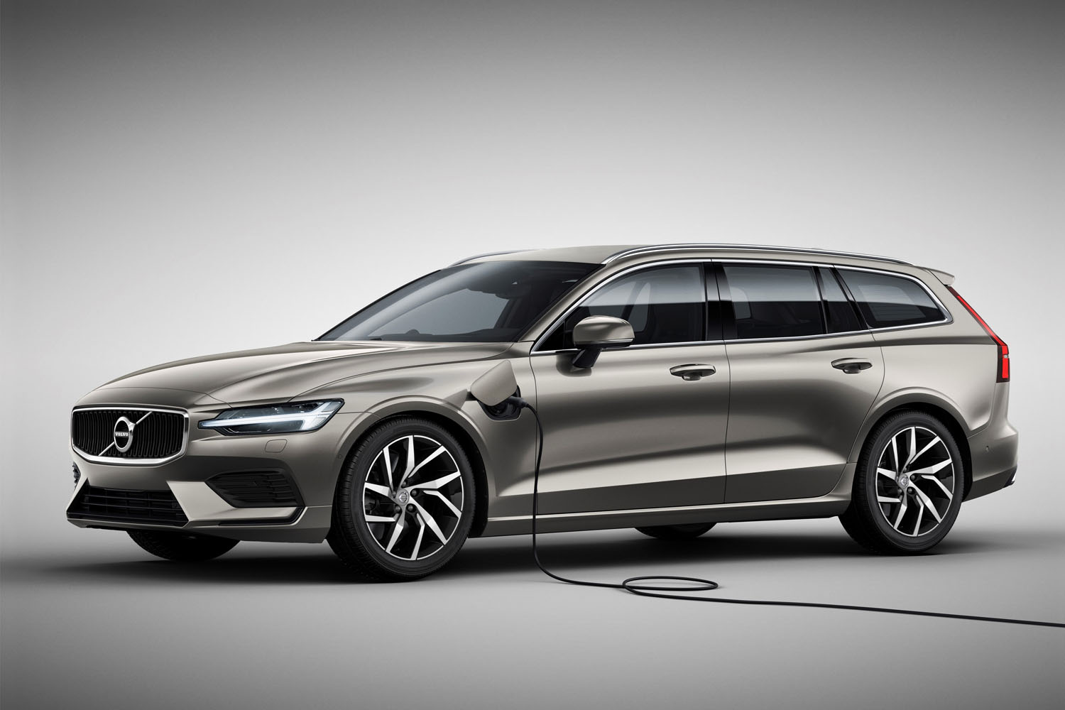 「ボルボV60」に48Vマイルドハイブリッドパワートレインの「B4」「B5」登場 【ニュース】 - webCG