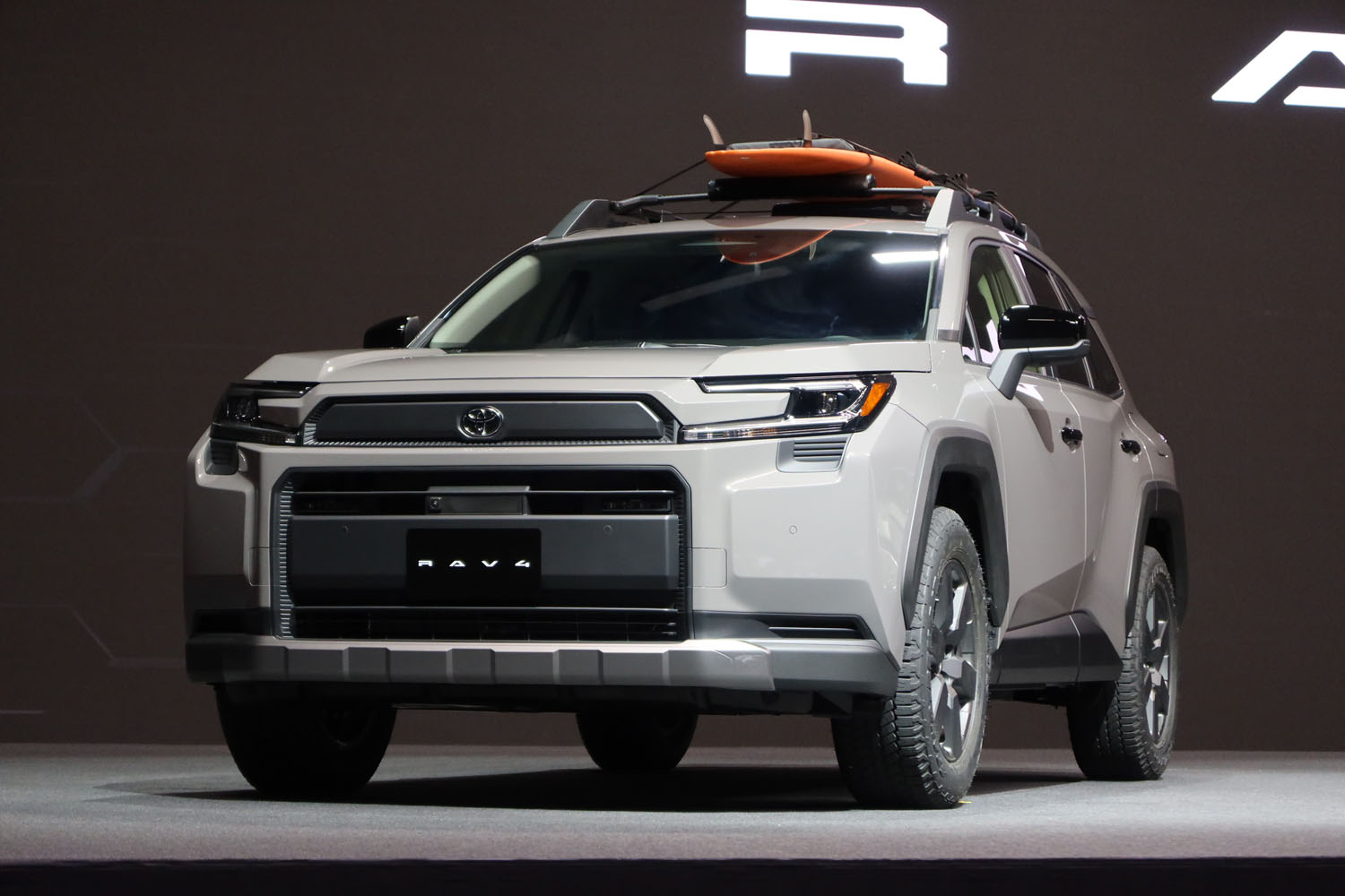 新型の「トヨタRAV4」と「スバル・フォレスター」、選ぶならどっちだ？ - webCG