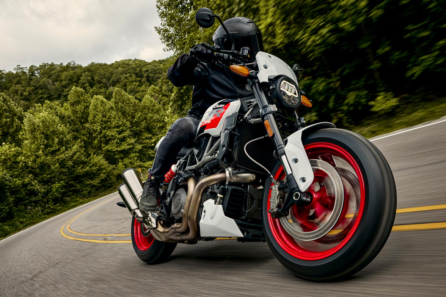 「インディアンFTR」にレーシーな装いの新モデル「FTRスポーツ」が登場 【ニュース】 - webCG