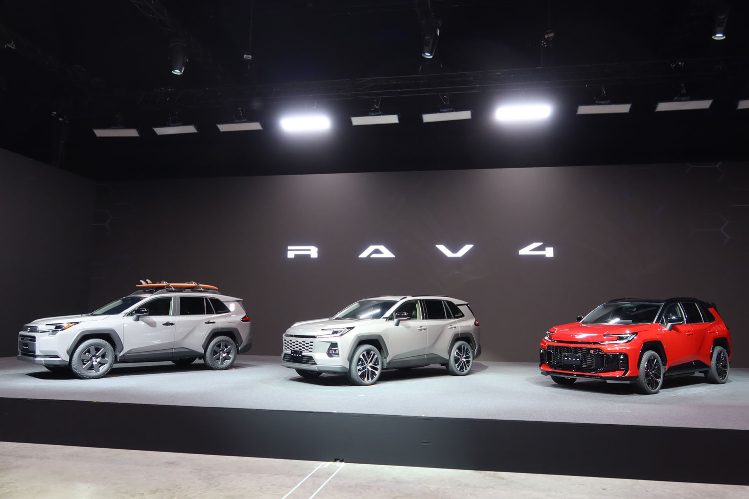 新型「トヨタRAV4」発表会の会場から 内装・外装など68枚 【画像・写真】 - webCG