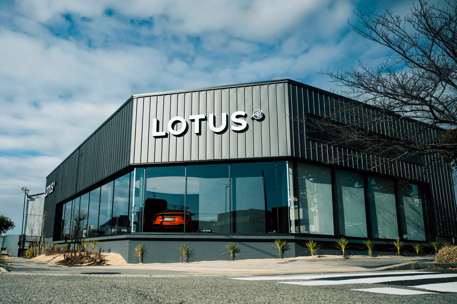 ロータスが「ロータス神戸」をオープン 新CIを日本初で採用 【ニュース】 - webCG