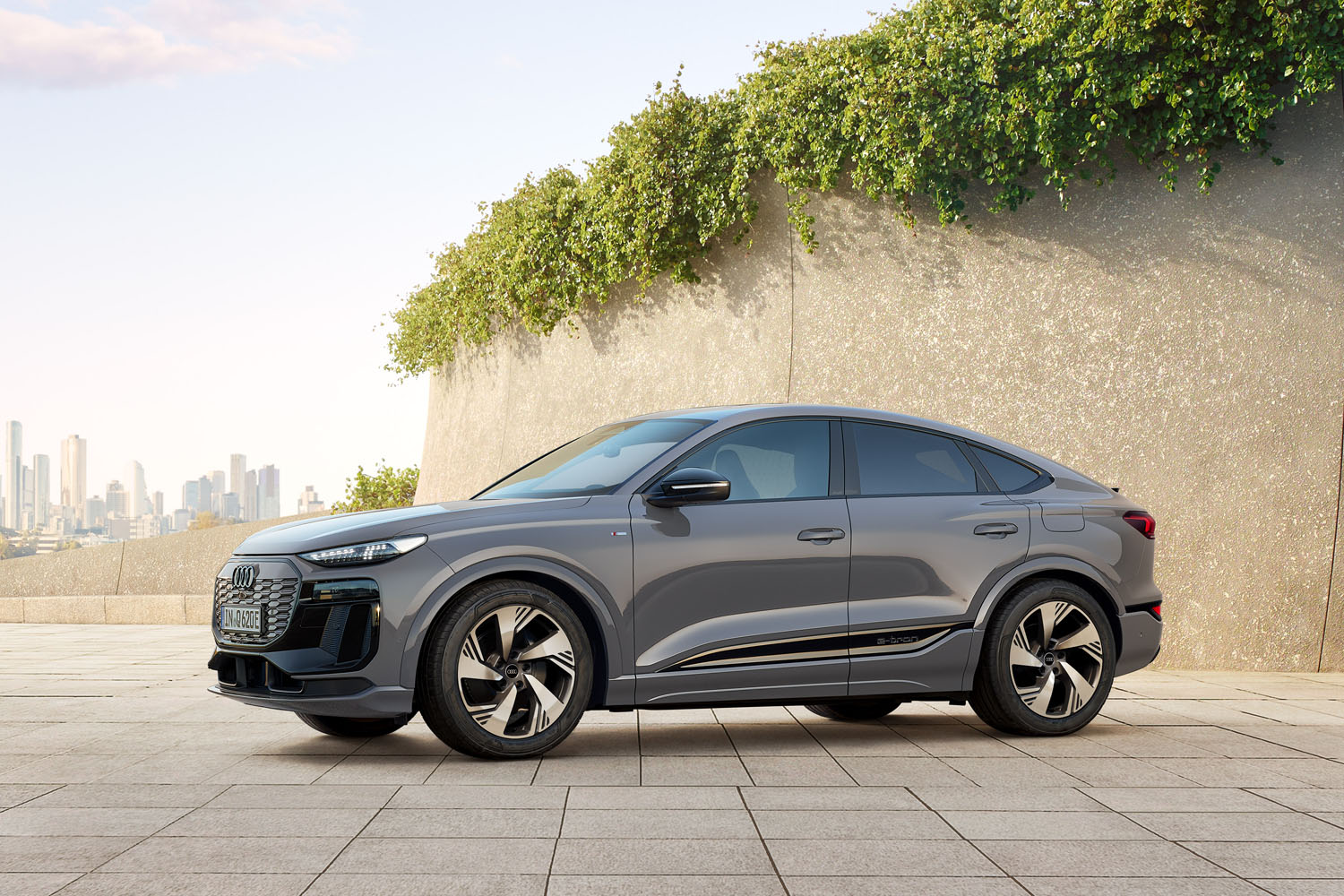 アウディの新型BEV「Q6スポーツバックe-tron」が上陸 導入記念の限定車も発売 【ニュース】 - webCG