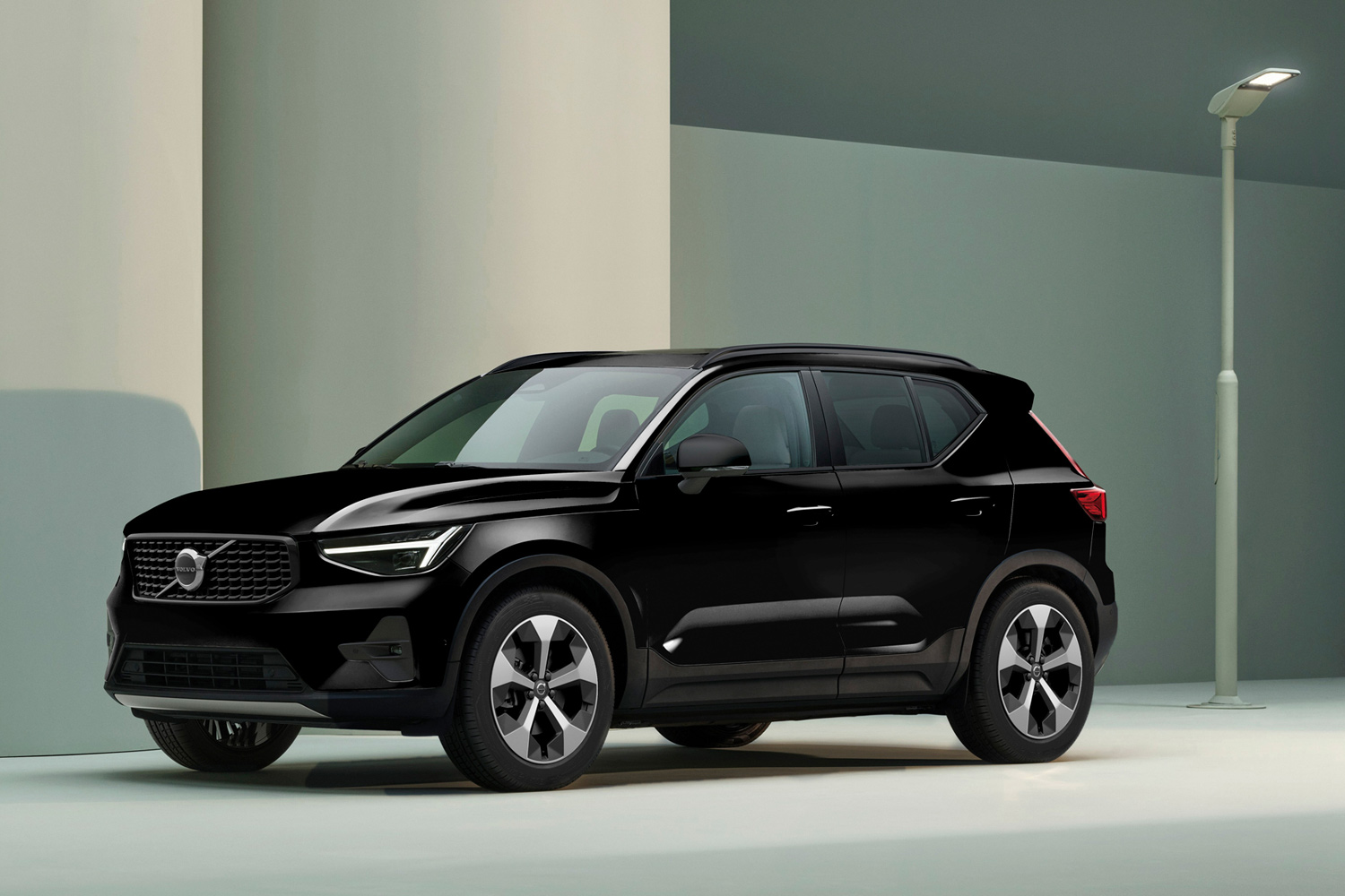 「ボルボXC40」の特別仕様車「ダークエディション」 サンルーフが付いて再登場 【ニュース】 - webCG