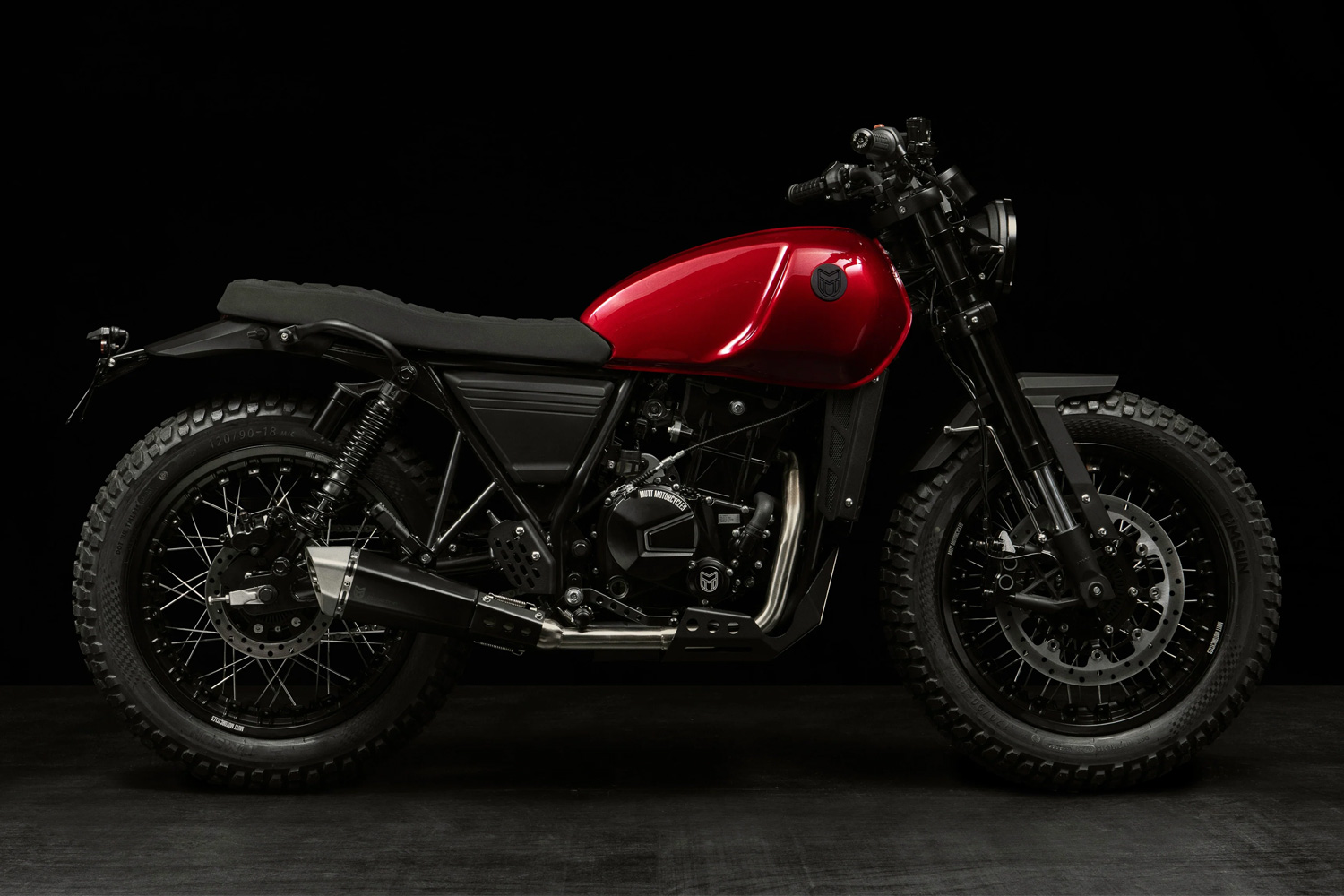 マットのカスタムバイク「DRK-01」にレッドとホワイトの限定モデルが登場 【ニュース】 - webCG