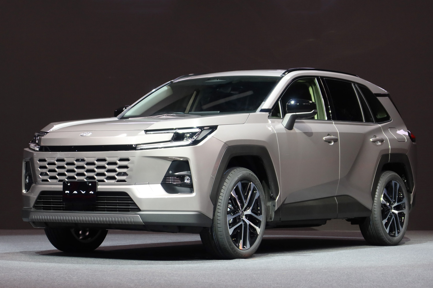 新型「トヨタRAV4」をカーデザインの識者はどう見たか？ トヨタが誇る世界戦略車の〇と× - webCG