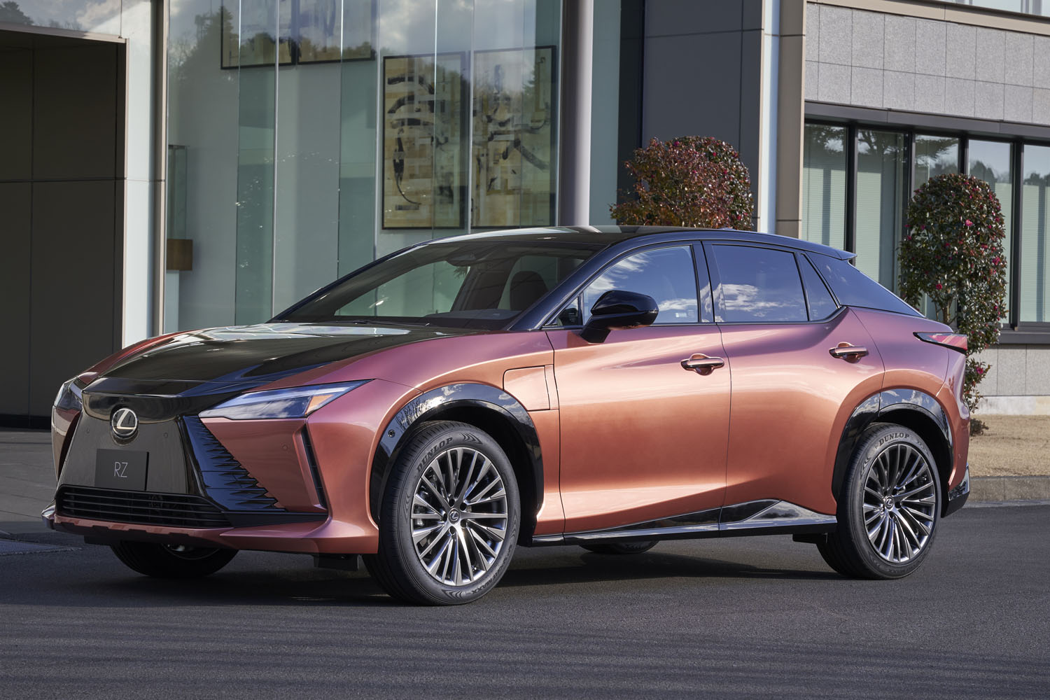 「レクサスRZ」が鮮烈デビュー ブランド初のBEV専用モデル 【ニュース】 - webCG