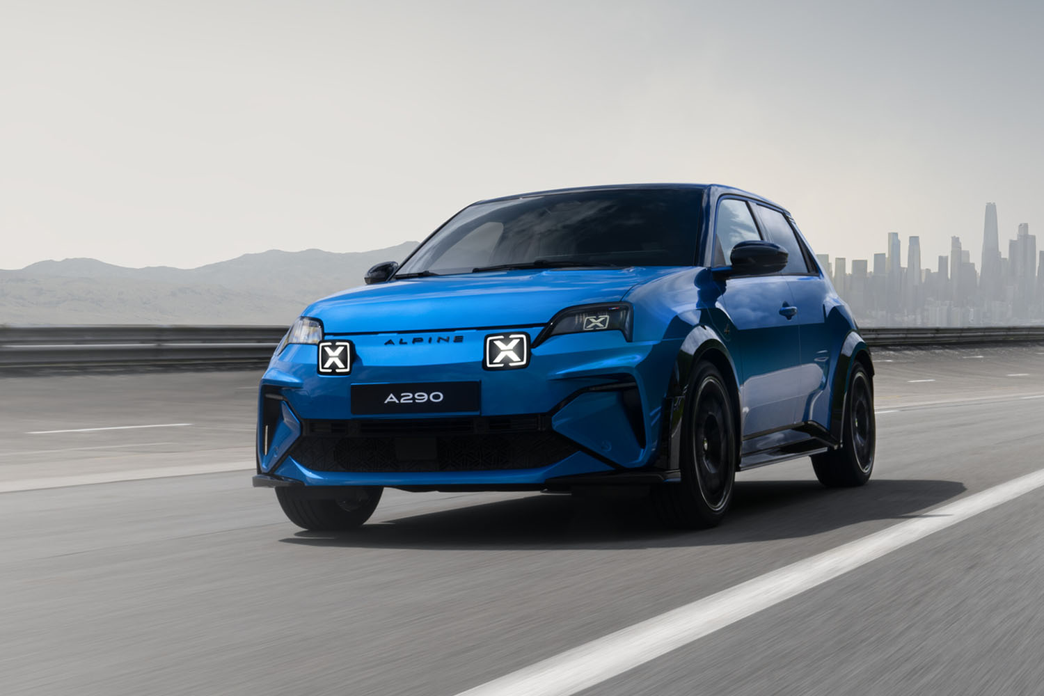 ルマン24時間の舞台で鮮烈デビュー！ ブランド初のBEV「A290」が目指したアルピーヌらしい“高性能” - webCG