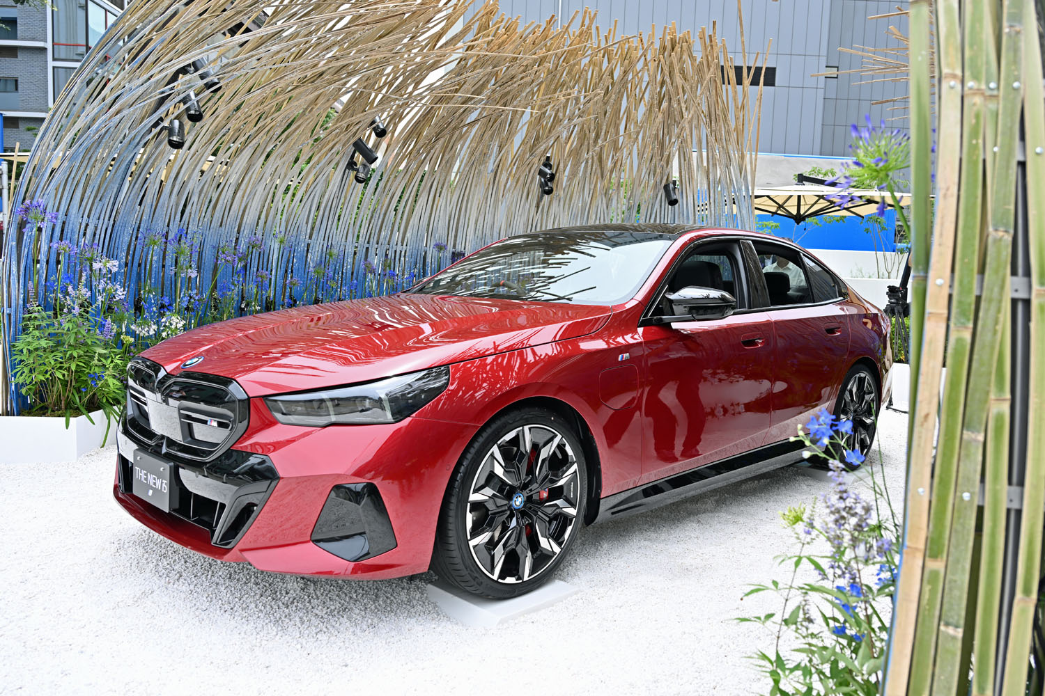 BMWの期間限定ポップアップエキシビションがオープン 新型「5シリーズ」を出展 【ニュース】 - webCG