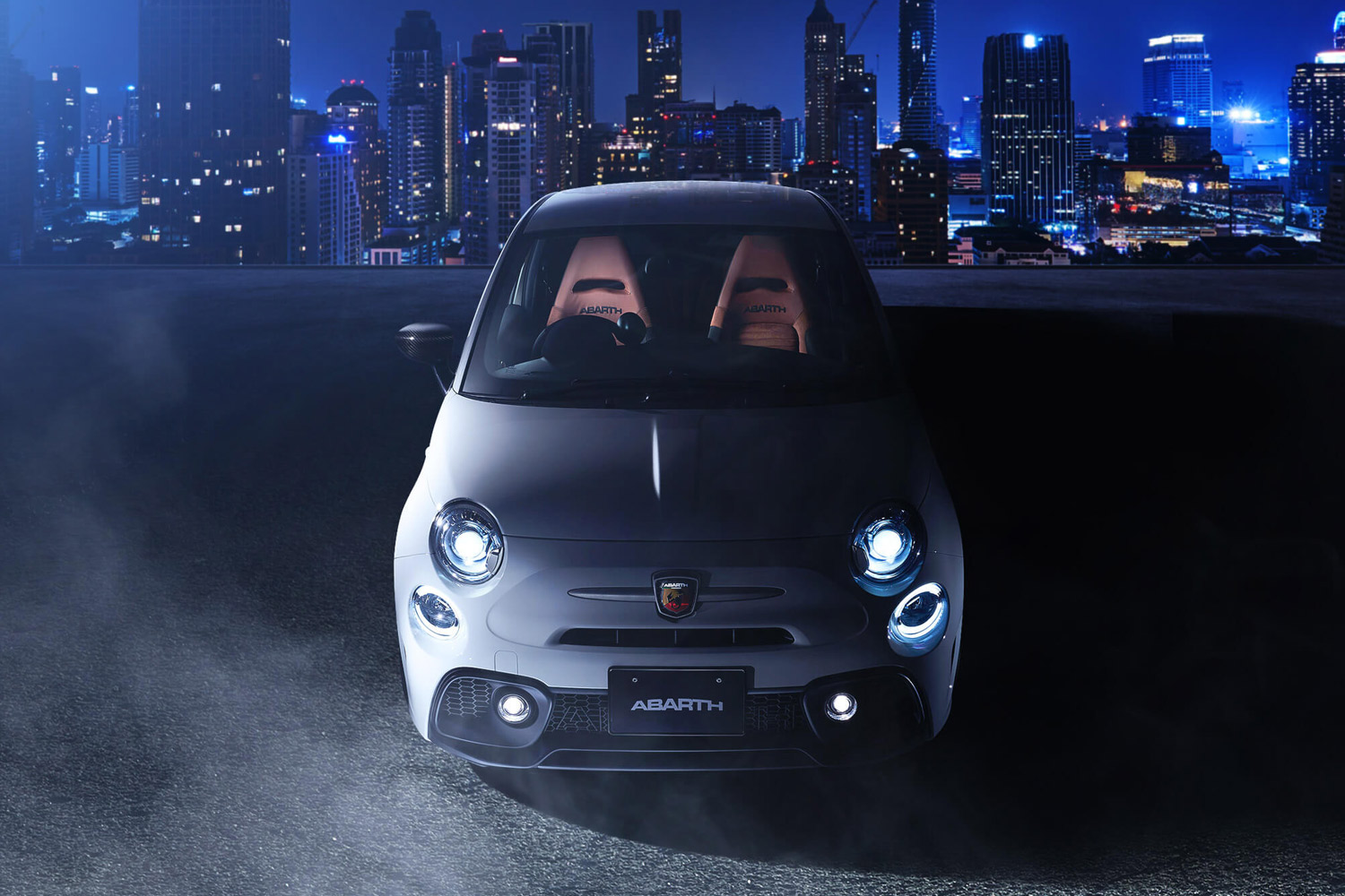 「アバルト695」にシートが特徴の限定モデル「Pelle（ペッレ）」が登場 【ニュース】 - webCG