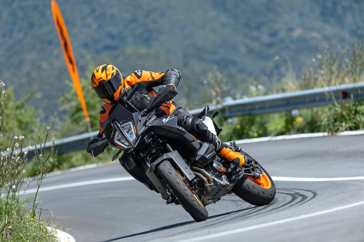 「KTM 890 SMT」発売 パワフルで機敏な走りが自慢のニューモデル 【ニュース】 - webCG