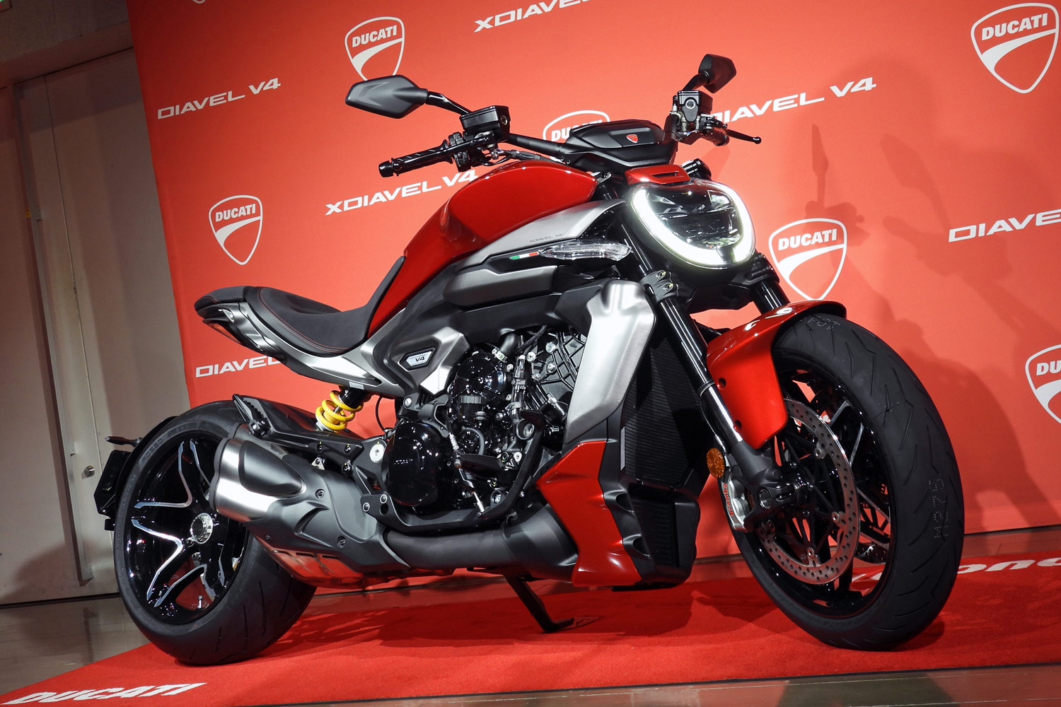 ドゥカティが「XディアベルV4」を日本に導入 高い動力性能が自慢のスポーツクルーザー 【ニュース】 - webCG