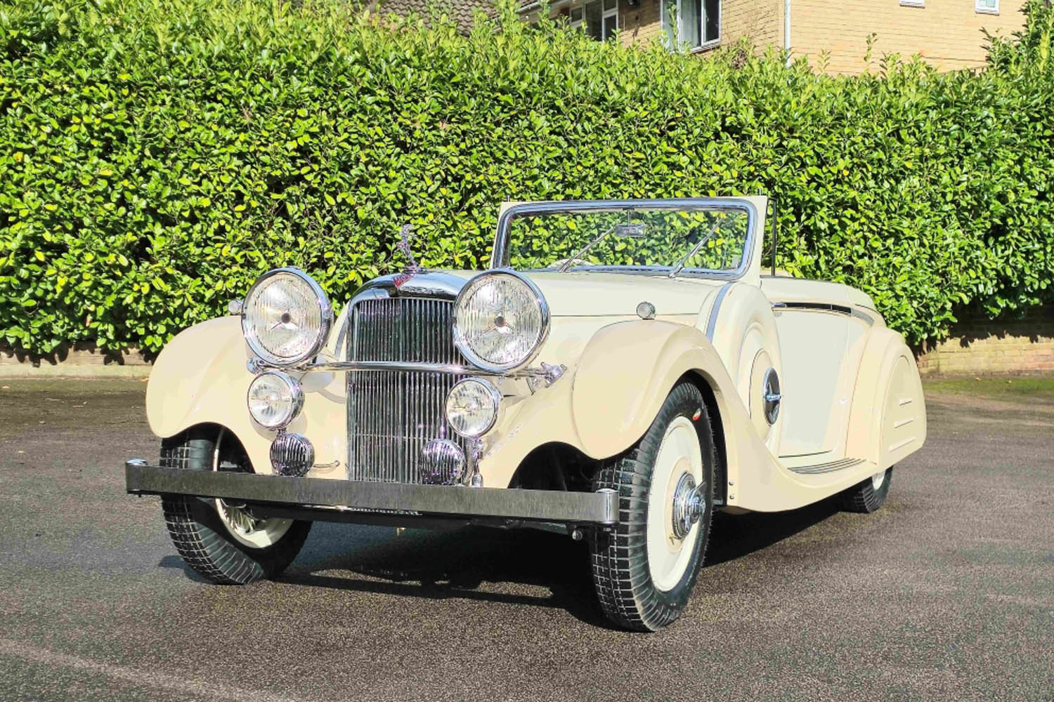 明治産業が1938年に製造された英国車アルヴィスのコンティニュエーションモデルを初披露【オートモビル カウンシル2025】 【ニュース】 - webCG