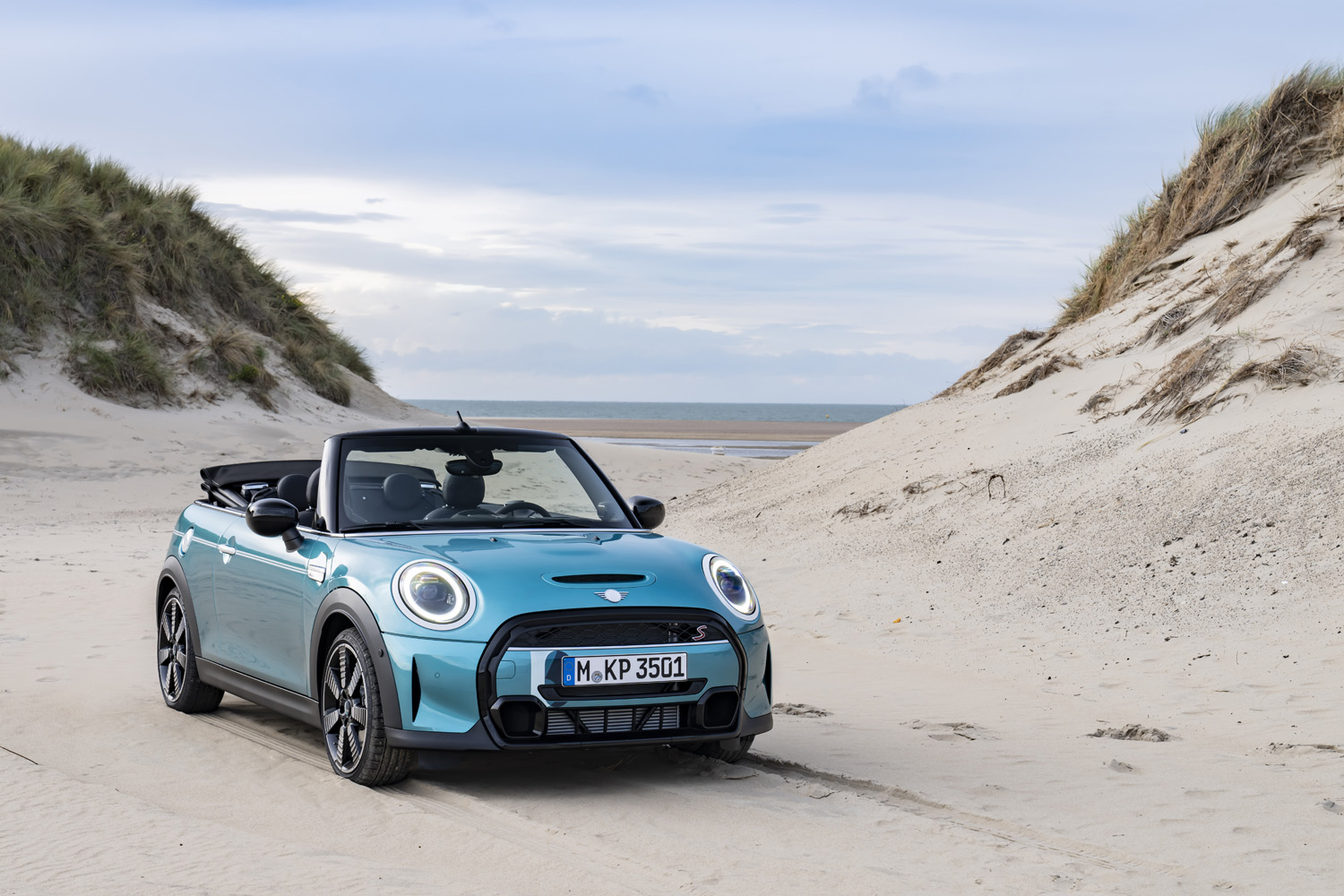 「MINIコンバーチブル」の誕生30周年を記念する特別仕様車「シーサイドエディション」が上陸 【ニュース】 - webCG