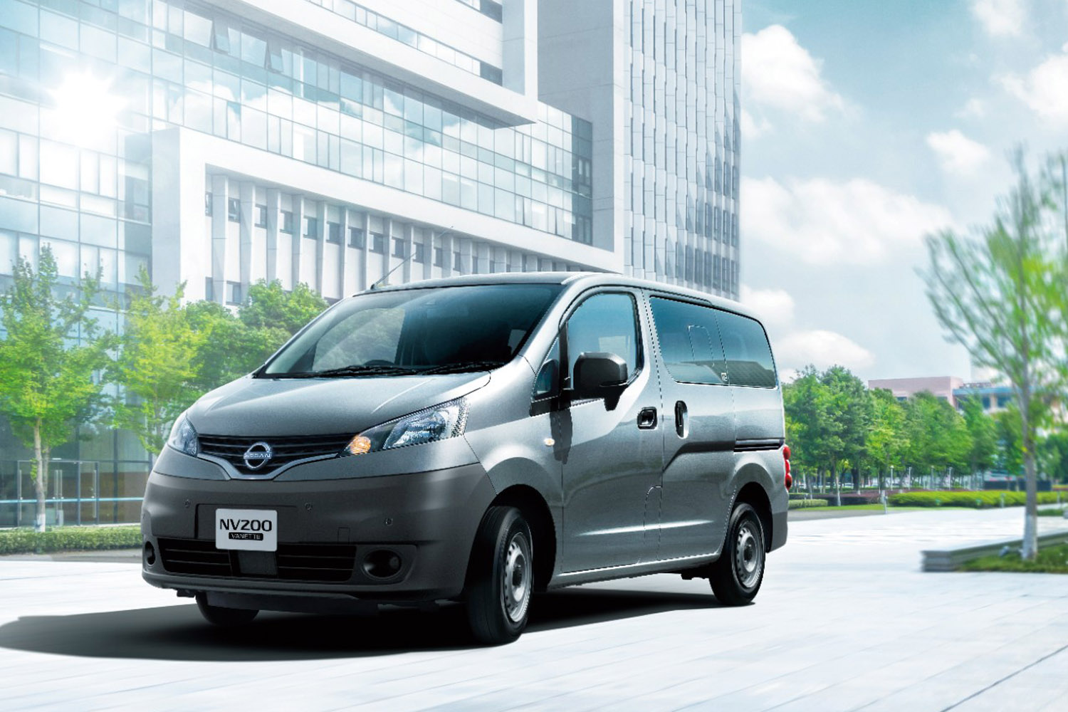 日産が「NV200バネット」の一部仕様を変更 安全装備と機能を強化 【ニュース】 - webCG