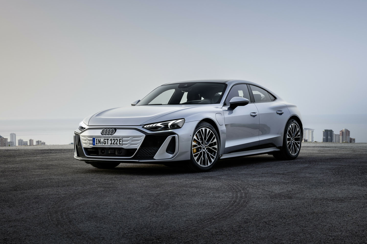 「アウディe-tron GT」がマイナーチェンジ 新たなハイエンドモデル「RS e-tron GTパフォーマンス」登場 【ニュース】 - webCG