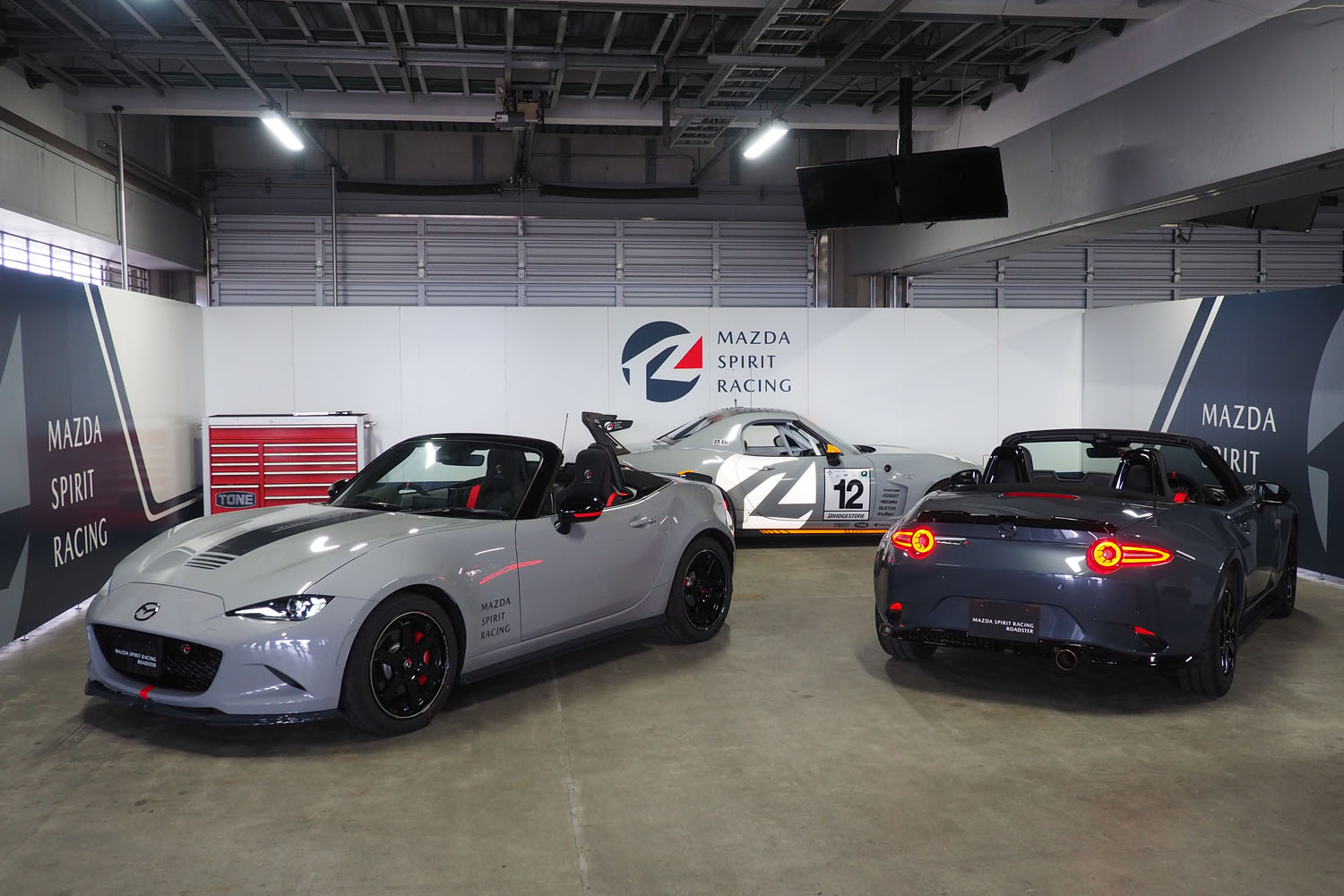 「マツダ スピリット レーシング・ロードスター12R」発表イベントの会場から 内装・外装など82枚 【画像・写真】 - webCG