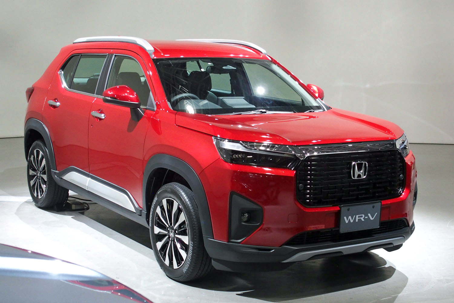 ホンダが新型コンパクトSUV「WR-V」をオフィシャルサイトで先行公開 【ニュース】 - webCG
