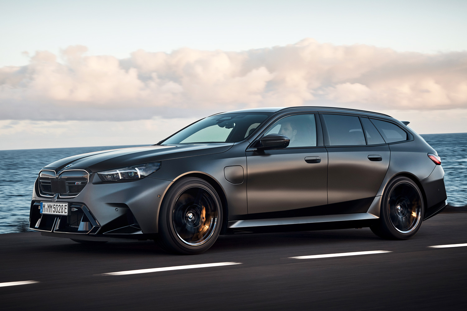 BMWが「M5ツーリング」を日本導入 システム最高出力727PSの高性能スポーツワゴン 【ニュース】 - webCG