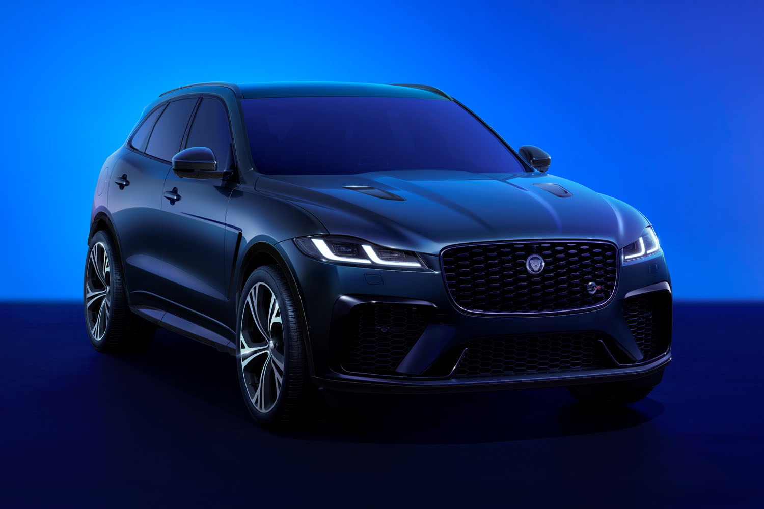 「ジャガーFペース」2025年モデル登場 5リッターV8エンジンを575PSに強化した「SVR 575エディション」を新規設定 【ニュース】 - webCG