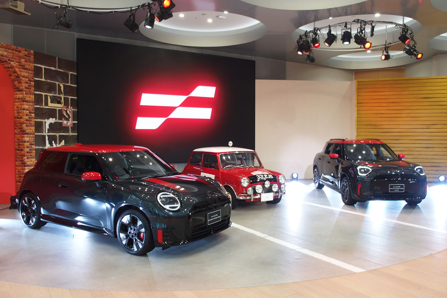 MINIの高性能BEV「ジョンクーパーワークスE」と「ジョンクーパーワークス エースマンE」が上陸 【ニュース】 - webCG