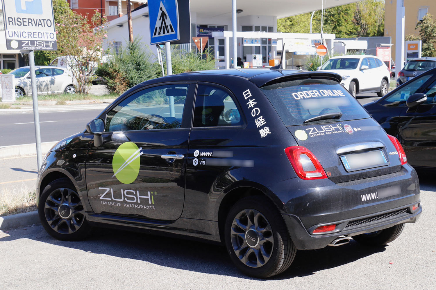 第920回：テスラ車オーナーの「私、悪くないもん」ステッカー 【マッキナ あらモーダ！】 - webCG