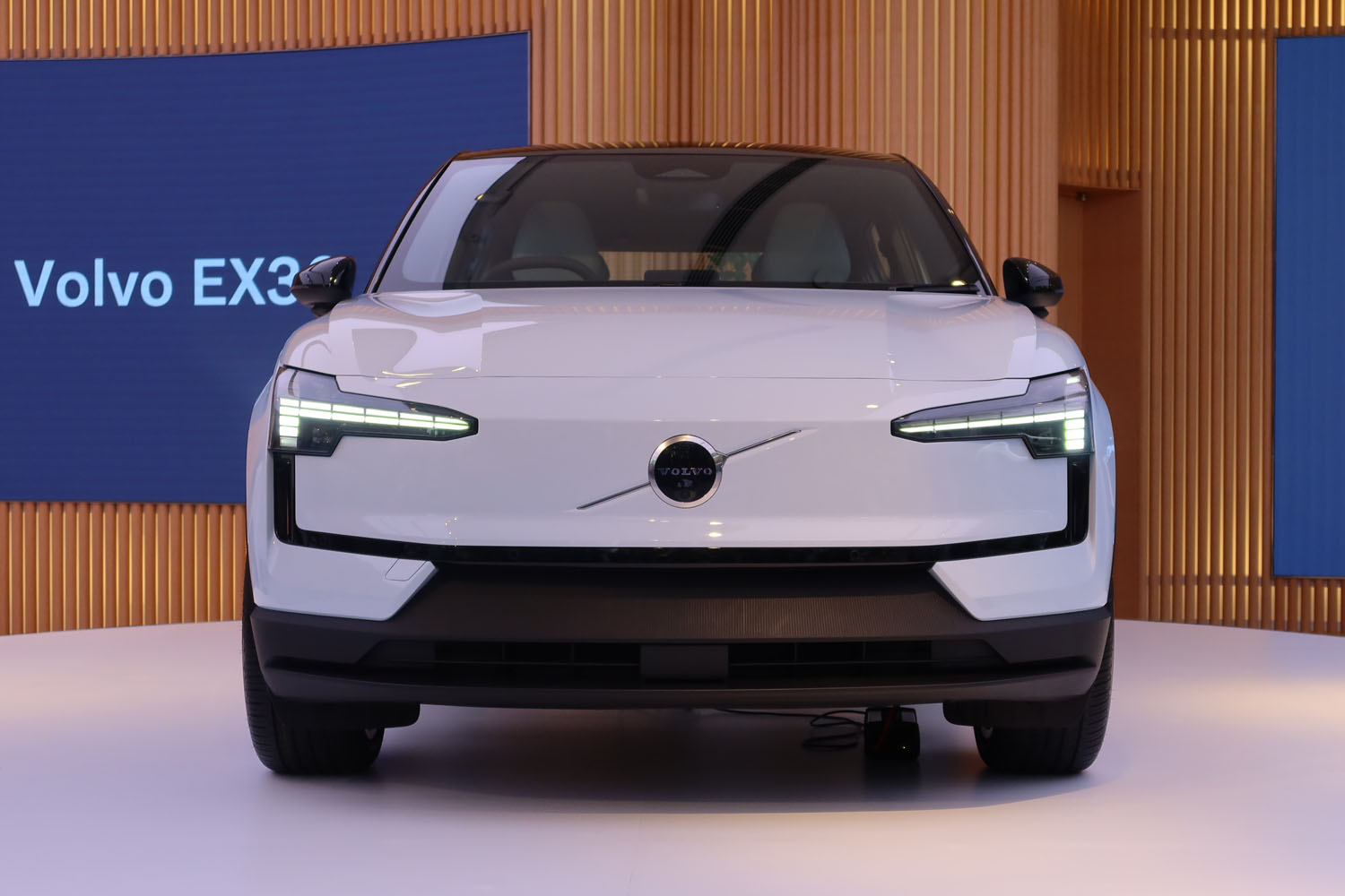 動画で見る「ボルボEX30」 - webCG