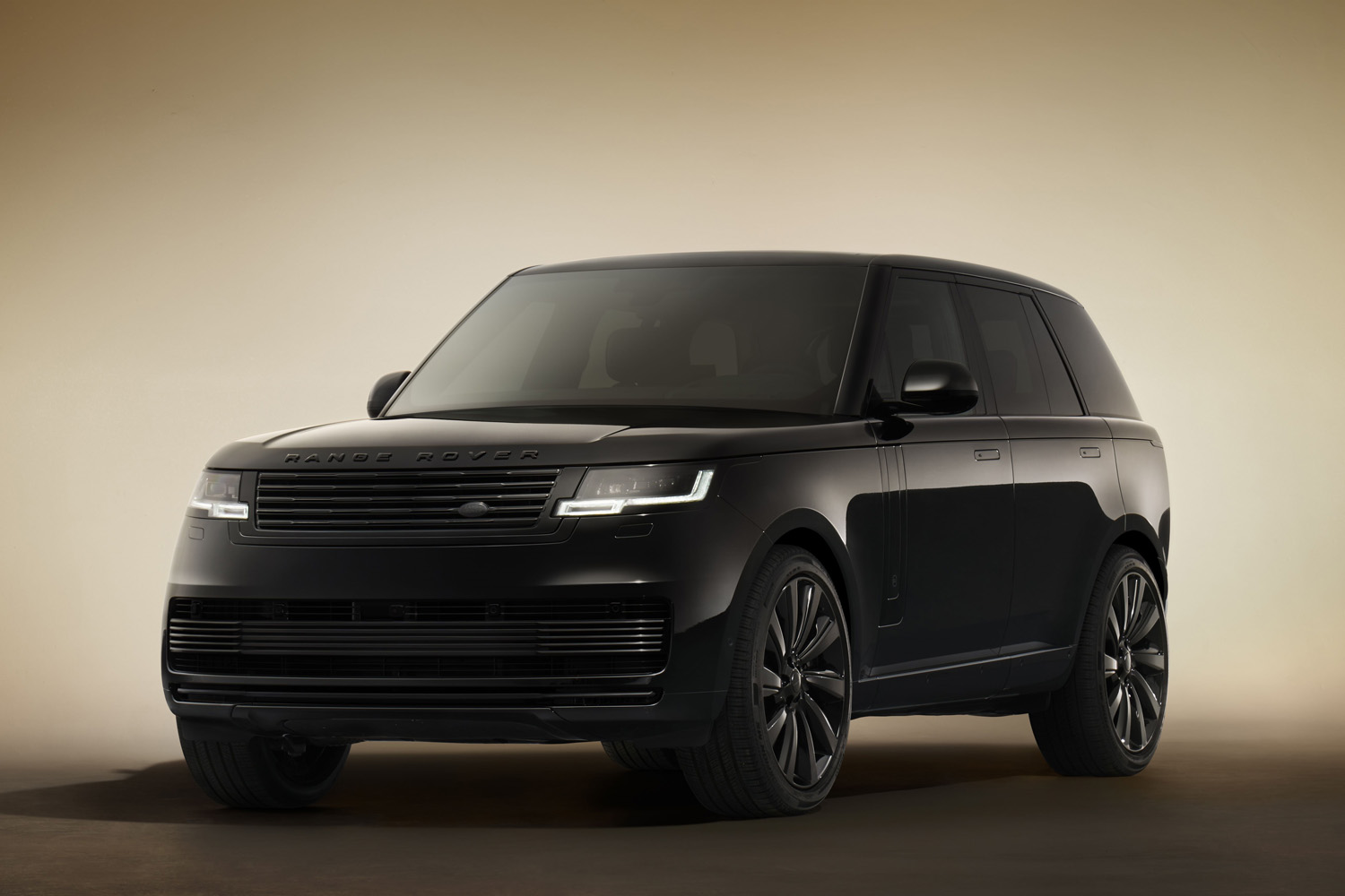 「レンジローバー」2026年モデルの受注スタート 内外装を黒で統一した「SVブラック」グレード登場 【ニュース】 - webCG