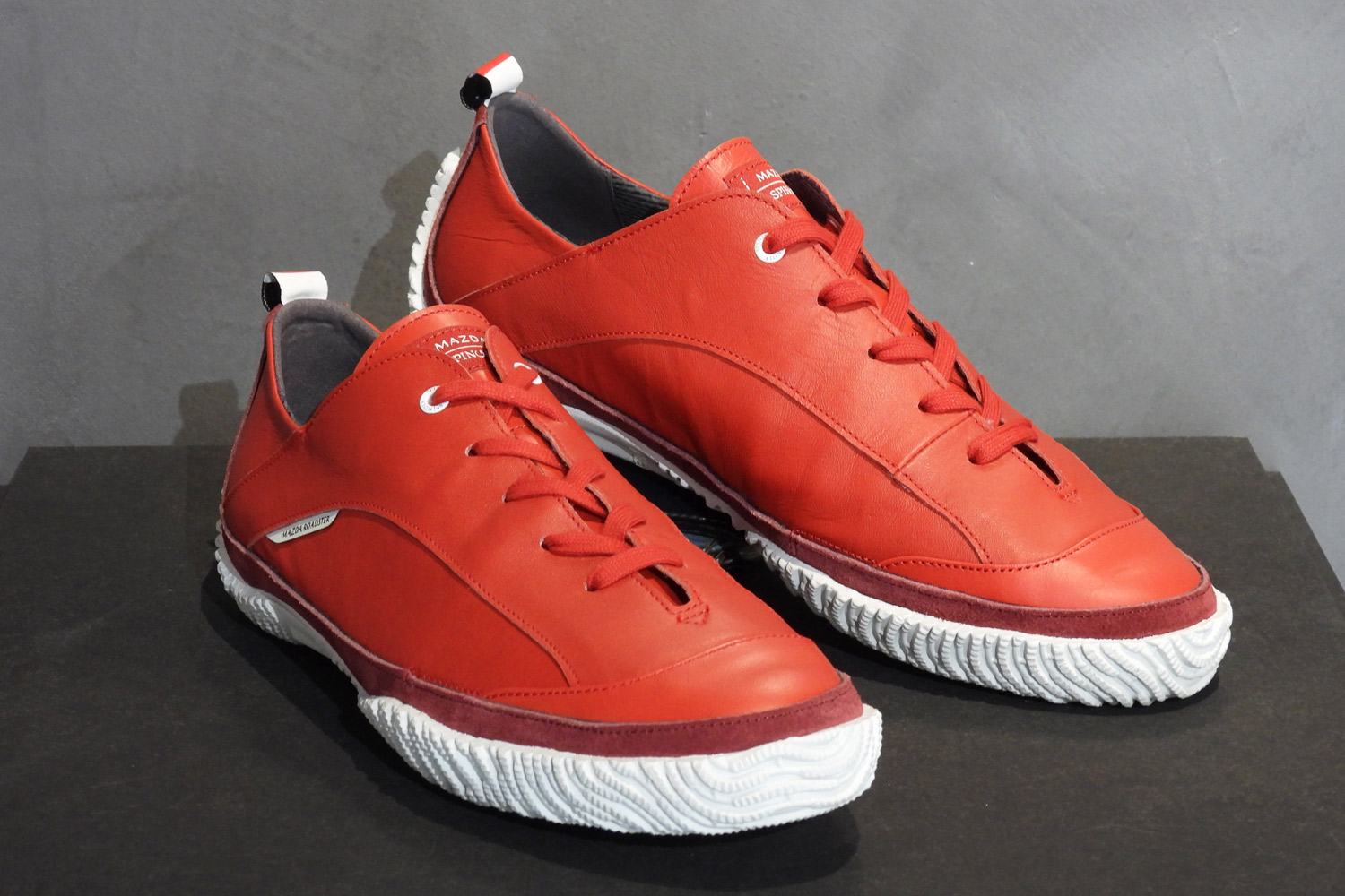 マツダとスピングルが「ロードスター」をモチーフにしたコラボスニーカー「SP-MX5」を発表 【ニュース】 - webCG