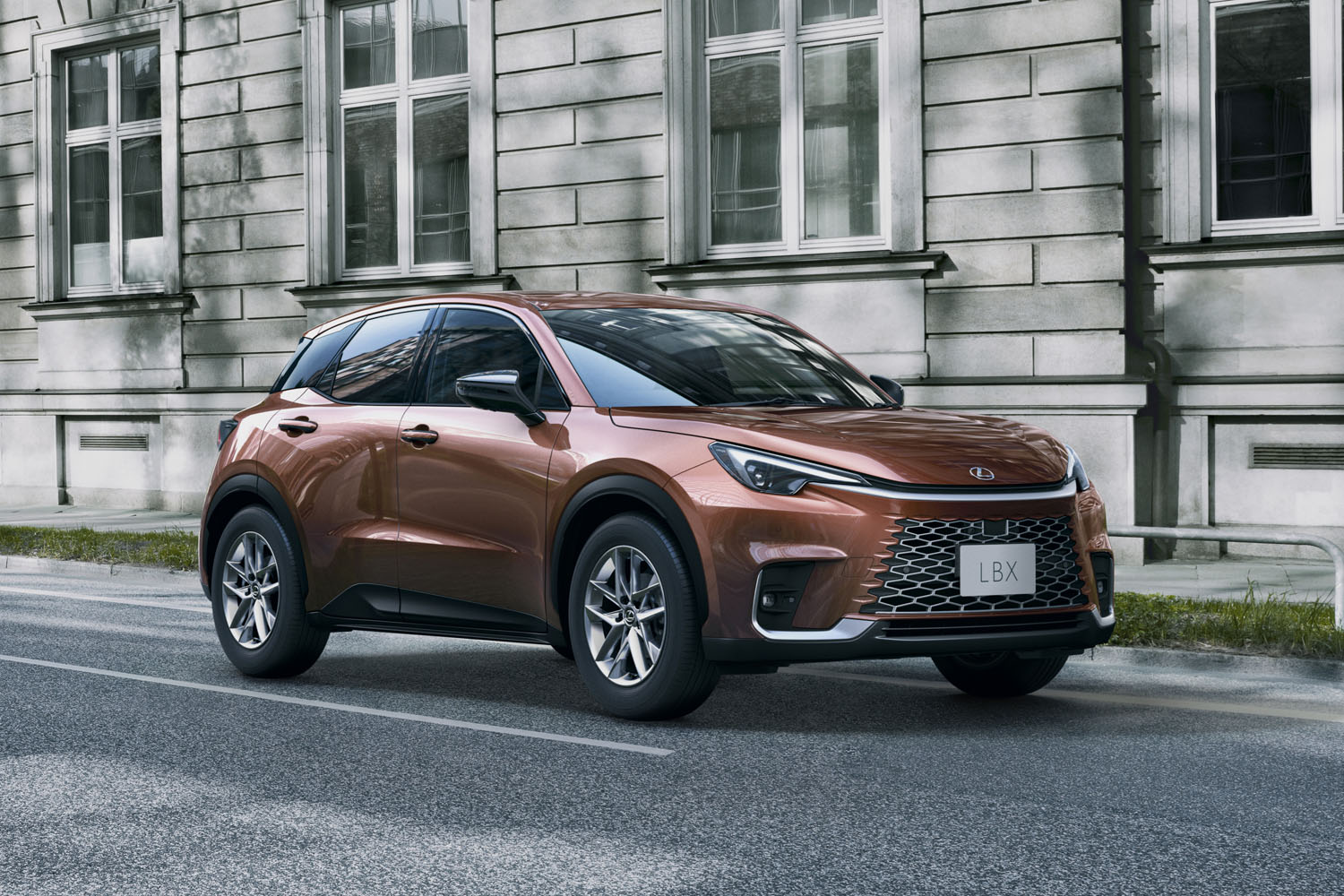 「レクサスLBX」の新グレード“エレガント”発売 【ニュース】 - webCG