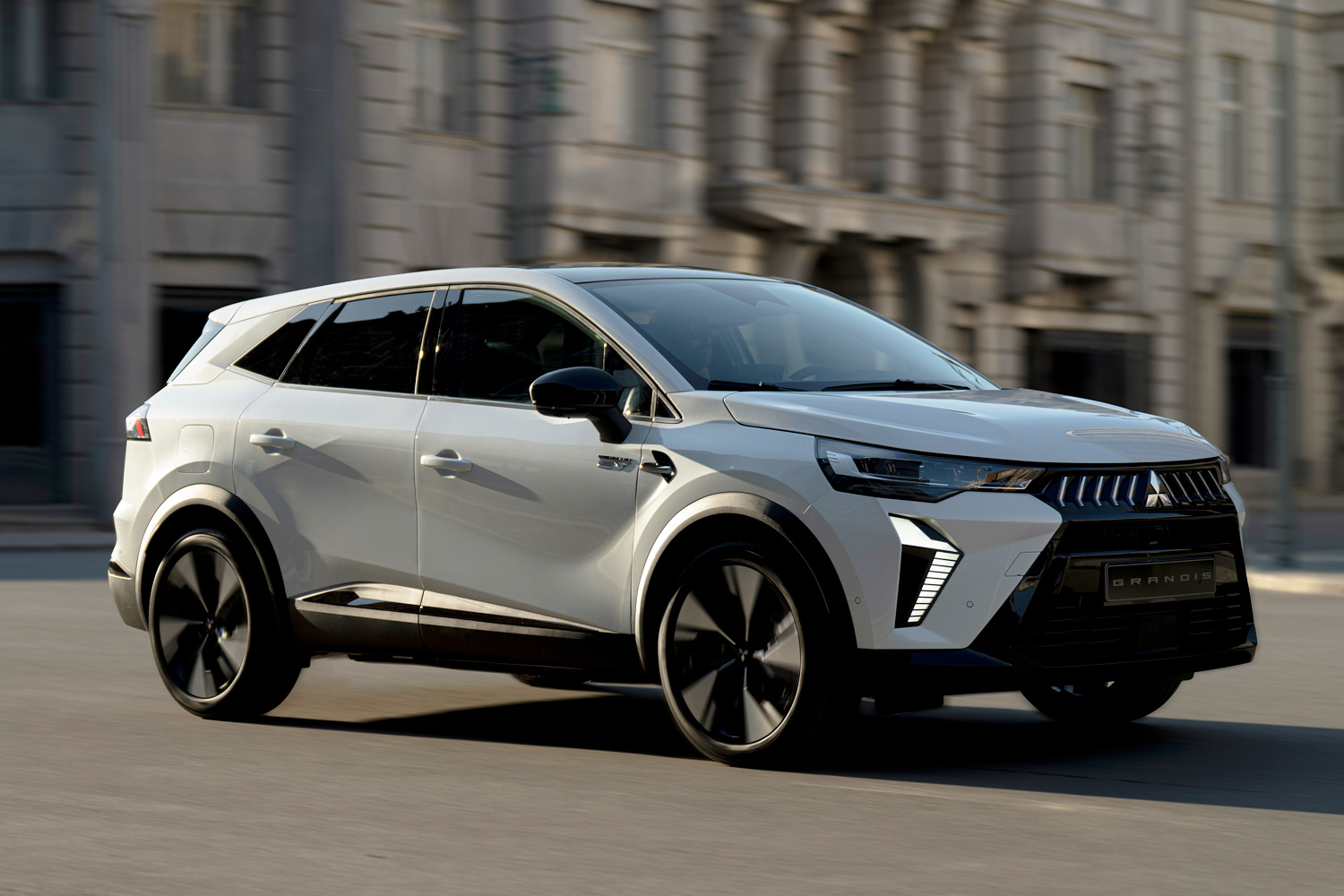 三菱が欧州で新型「グランディス」を発表 便利な車内空間が特徴のコンパクトSUV 【ニュース】 - webCG